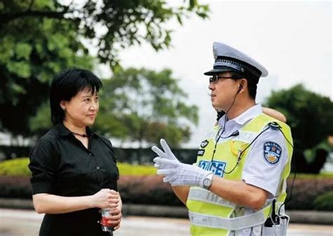谷開來含情脈脈凝視王立軍？網友吵翻天 ＊ 阿波羅新聞網