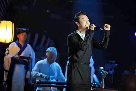 李玉刚，跳河自杀被乞丐所救，重获新生后用一首《万疆》一举成名万疆李玉刚跳河新浪新闻