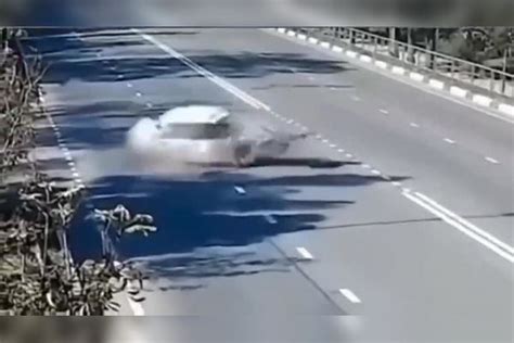 监控拍下的灵异车祸，看不见摸不着，不知道怎么就被撞了车祸监控不知道