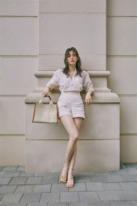 ハン・ソヒ、清涼感溢れる夏のグラビアを公開センシュアルなキャンパスルックに視線集中 Kstyle