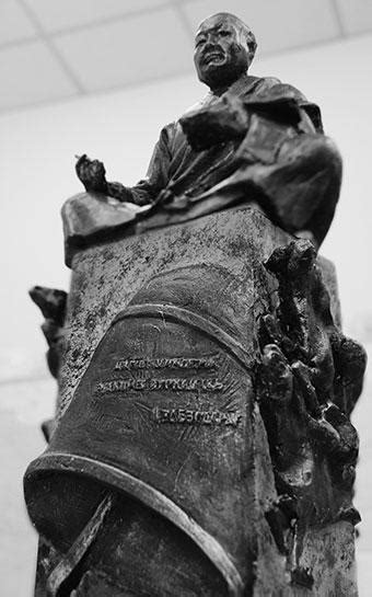 Д Баасан ламын хөшөөний загвар бэлэн болжээ