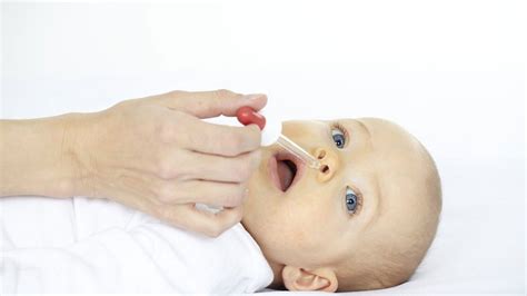 بالصور والفيديو طرق علاج رضيعك من الرشح وانسداد الأنف