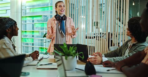 사무실에서 프레젠테이션 대화 및 비즈니스 사람들 브레인스토밍 및 팀워크가 있는 노트북 그룹 크리에이티브 에이전시 및 직원들에게 프로젝트와 협업을 위한 컴퓨터 피드백 계획