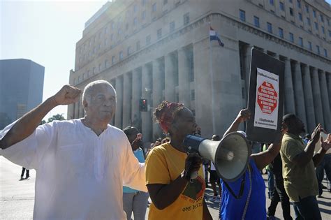 Opnieuw Blanke Ex Agent Vrijgesproken Van Moord Op Zwarte Man Betogers
