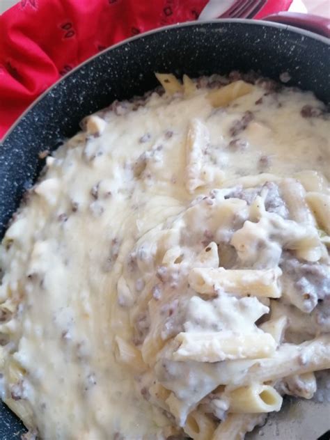 Паста со мелено во бешамел сос со крем сирење и топено сирење Moirecepti