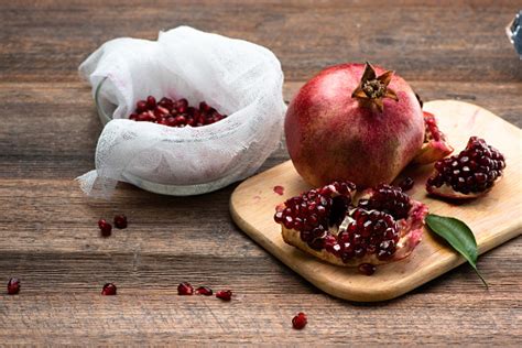 나무 테이블에 곡물과 석류 과일 맨 위 보기입니다 만들다 0명에 대한 스톡 사진 및 기타 이미지 0명 과일 그레나딘즈 Istock