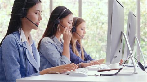 헤드셋이 있는 고객 지원 에이전트 또는 콜 센터는 데스크톱 컴퓨터에서 작동하면서 전화 통화로 고객을 지원합니다 운영자 서비스 비즈니스 대표 개념입니다 사진