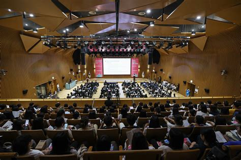 대학생 국제시사저널 프리즘 1 23일 아일랜드의 더블린 캐슬 광장에서는 무지개 깃발을 들고 있던 시민들의 환호성이 울림 2 하루 전날인 22일 동성 결혼 합법화를