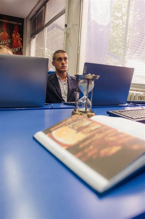 étudiant Universitaire Travaillant Dans La Salle De Conférence Image Stock Image Du Classroom