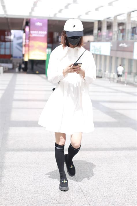 王珞丹穿白色娃娃裙走机场 平底鞋及膝袜少女感足 搜狐大视野 搜狐新闻
