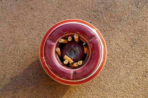 재떨이와 담배 담배 흡연 나쁜 습관의 개념과 필터현대 담배 구겨진 황소 깨진 담배와 재떨이에 담배 위에서 보기 0명에 대한 스톡