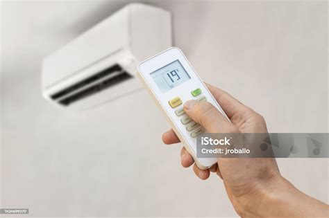 온도를 19도까지 설정하는 에어컨의 원격 제어가있는 손 에너지 절약 개념 에어컨에 대한 스톡 사진 및 기타 이미지 에어컨 켰다 끄기 감소 Istock