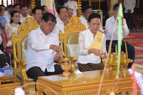 សម្ដេចក្រឡាហោម ស ខេង និងលោកជំទាវ អញ្ជើញដាក់បិណ្ឌវេនទី១០នៅវត្តមុនីប្រសិទ្ធីវង្ស Cnc News