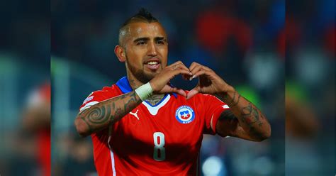 Чилієць Артуро Відаль у стрибку ногою зарядив в обличчя супернику фото відео «ФАКТИ