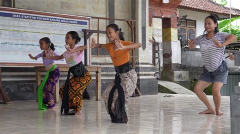 Bali Indonesia 06012022 Young Girls In Indonesian Dance Class Stock