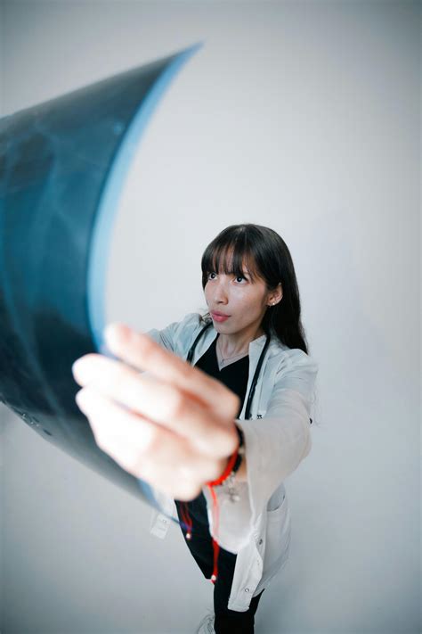 진료실에서 엑스레이 이미지를 분석하는 의사 · 무료 스톡 사진