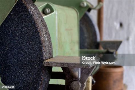 벤치는 나무 테이블에 자물쇠의 작품에 대 한 그 라인 더 작은 수리 자물쇠 액세서리입니다 자물쇠의 워크샵의 인테리어입니다 Cnc 장치에 대한 스톡 사진 및 기타 이미지