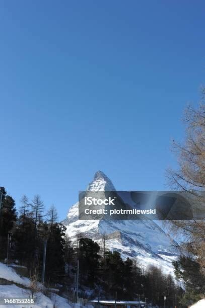 이탈리아 체르비니아와 스위스 체르마트의 눈과 맑고 푸른 하늘이 있는 겨울 알프스의 마테호른 산봉우리 화창한 날에 아름답고 웅장한 풍경 0명에 대한 스톡 사진 및 기타 이미지