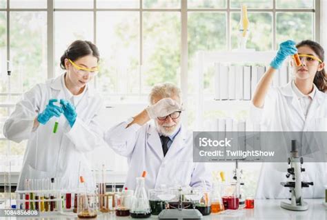 과학자 들은 실험실에서 수석 브레인스토밍 연구 및 교육 연구소와 함께 팀워크 Stem 주제에 대한 스톡 사진 및 기타 이미지