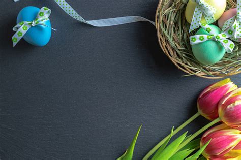 부활절 봄 해피 부활절 장식의 어두운 거친 돌 배경에 테이프 리본 봄 튤립 다채로운 달걀 봄 휴가 탑 뷰 컨셉 배너 표지판에 대한 스톡 사진 및 기타 이미지 Istock