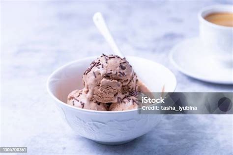가벼운 배경에 흰색 그릇에 초콜릿 토핑 초콜릿 아이스크림 집에서 만든 아이스크림 3스쿱과 커피 한 잔 0명에 대한 스톡 사진 및 기타 이미지 Istock