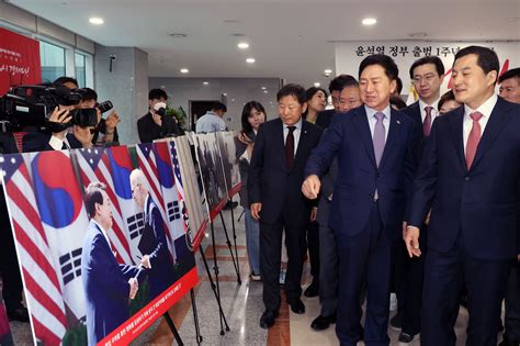 서울포토 윤석열 정부 출범 1주년 사진전 관람하는 국민의힘 지도부 서울pn