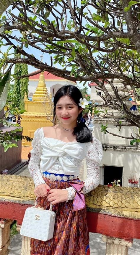 ប៉ុន្មានសន្លឹកនេះ សម្រស់ក្មួយស្រី លោកឧកញ៉ា សិរីមន្ត ស្អាតមិនចាញ់តារា Khmerload Cambodia