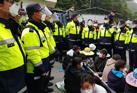 韩国萨德基地运入建材等物资 居民静坐示威与警方对峙