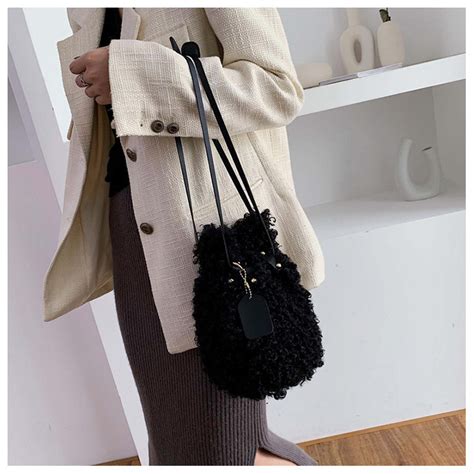 Badu Bg Ежедневна дамска плюшена чанта с кожена дръжка Badu Bg