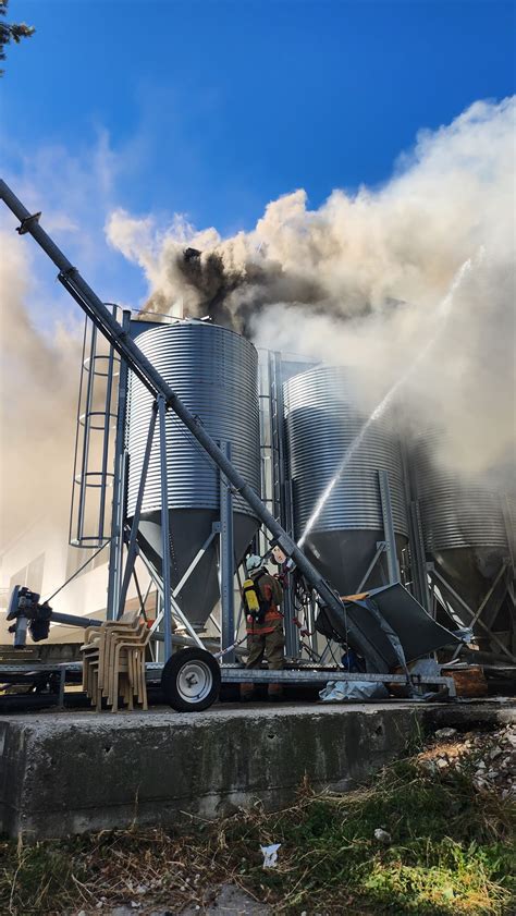 Седем екипа огнеборци и автомеханична стълба гасят пожар в хотел в района на хижа Здравец