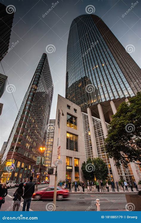 ουρανοξύστης γραφείου με το λογότυπο της αμερικανικής τράπεζας στην οικονομική περιοχή Εκδοτική