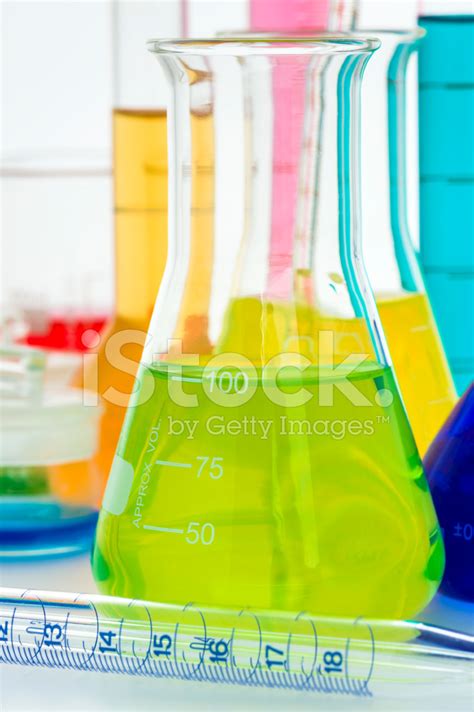 다양 한 색된 액체와 실험실 유리 그릇 스톡 사진 Freeimages
