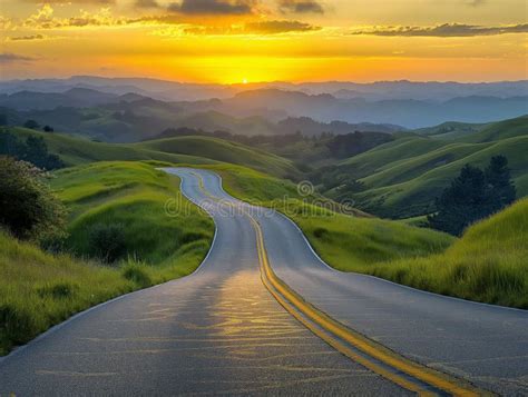 Estrada De Enrolamento Através De Colinas Rolantes Ao Pôr Do Sol Foto