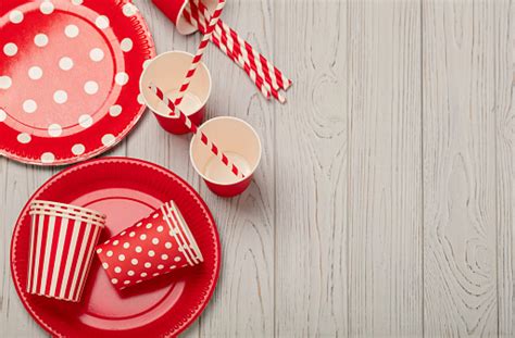 회색 나무 바탕에 빨간색과 흰색 색상의 일회용 종이 식기 그릇에 대한 스톡 사진 및 기타 이미지 그릇 일회용 파티 Istock