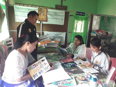 မာန်အောင်မြို့၌ ရွေ့လျားစာကြည့်တိုက်စနစ်ဖြင့် မြို့နယ်အခွန်ဦးစီးဌာနမှူး ရုံးဝန်ထမ်းများအား စာအုပ