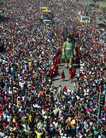 La Pequeña Gigante Y El Rinoceronte Escondido Royal De Luxe Royal
