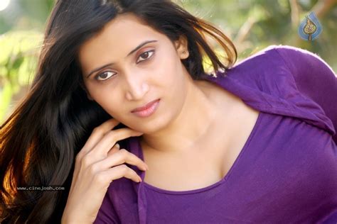 Riya New Stills Photo 12 Of 72