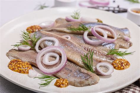 하얀 돌 배경에 디종 머스타드 딜 붉은 양파 링을 곁들인 소금에 절인 청어 건강한 생활방식에 대한 스톡 사진 및 기타 이미지 건강한 생활방식 건강한 식생활 그릇