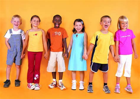 请问怎么用ps通过滤镜为图片背景制作砖墙效果？如下图所示，第二张是效果图？ 3d溜溜网