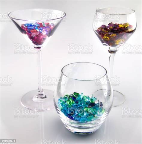 재미 있는 칵테일흰색 배경에 칵테일 안경에 크리스탈 보석 0명에 대한 스톡 사진 및 기타 이미지 0명 3가지 개체 개념