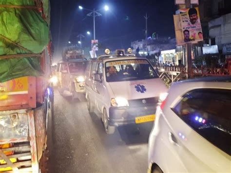2 Ambulances Stuck In Jam At Chakra Tirahe Traffic Police Were Missing People Were Stuck In