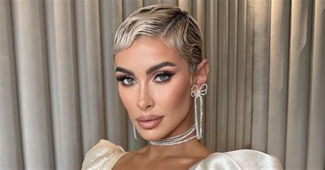 Nue Son Mariage Elle Se Marie En Robe Transparente Et Re Oit De Vives Critiques Pour En