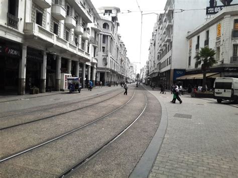 무료 이미지 보행자 도로 거리 도시 시가 전차 수송 프랑스 유럽 차량 레인 대중 교통 하부 구조 노면 주거 지역 2816x1584