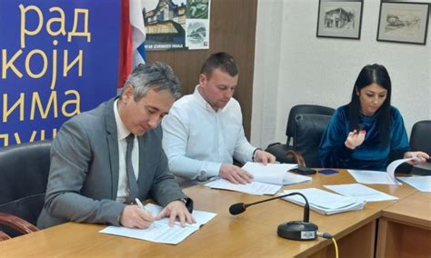 Две породице добиле бесповратна средства за куповину куће на селу