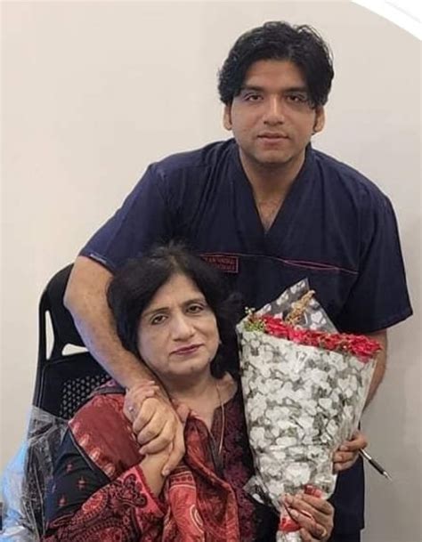 Dr Affan Qaiser Gets Emotional Narrating Mothers Sacrifices Reviewitpk