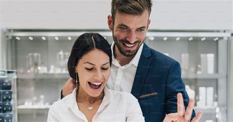 현대 보석 가게에서 쇼핑을 즐기는 아름다운 커플 화려한 비싼 반지와 팔찌로 여자의 손을 클로즈업 사진 Unsplash의 여자 친구와 남자 친구 이미지