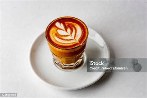카푸치노 라떼 또는 에스프레소 커피 찐 우유와 거품 우유 거품이 갈색 설탕을 얹은 에스프레소 클래식 한 이탈리아 또는 프랑스 카페 좋아하는 0명에 대한 스톡 사진 및 기타