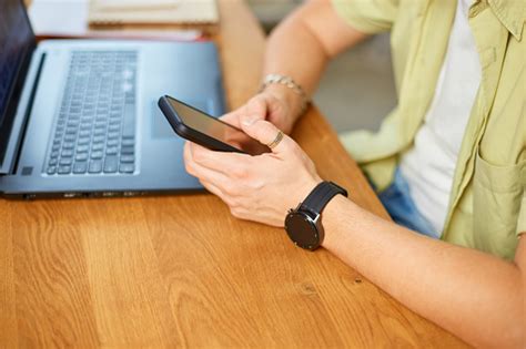 사무실에 앉아 스마트 폰을 들고 휴대 전화 모바일 앱과 노트북을 사용하는 사업가 35 39세에 대한 스톡 사진 및 기타 이미지 35 39세 Brand Name