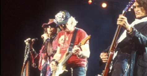 Известният певец прави дете на дъщеря си Принуждава я да направи аборт и днес съвестта му не му