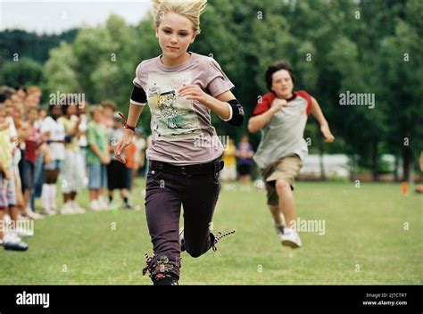 Annasophia Robb Josh Hutcherson Bridge To Terabithia 2007 Stock